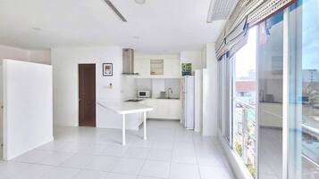 Quarto Duplo Deluxe, não fumadores, vista para a colina | Kitchenette privada | Uma placa de cozinha