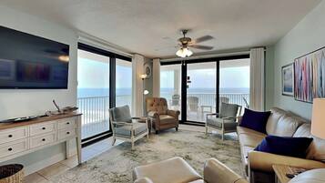 Apartamento Exclusivo em Condomínio Fechado, 3 quartos, varanda, vista para a praia | Sala