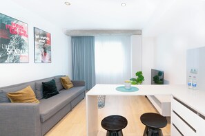 Apartamento superior | Área de estar | TV de tela plana