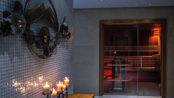 Um interior moderno com parede azulejada, um banco de madeira e uma porta de vidro que dá para um espaço com uma estante iluminada em vermelho.