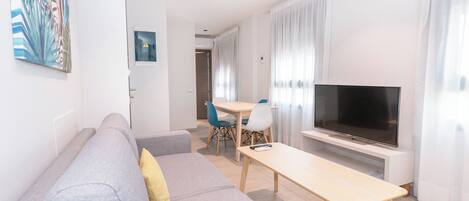 Apartamento standard | Área de estar | TV