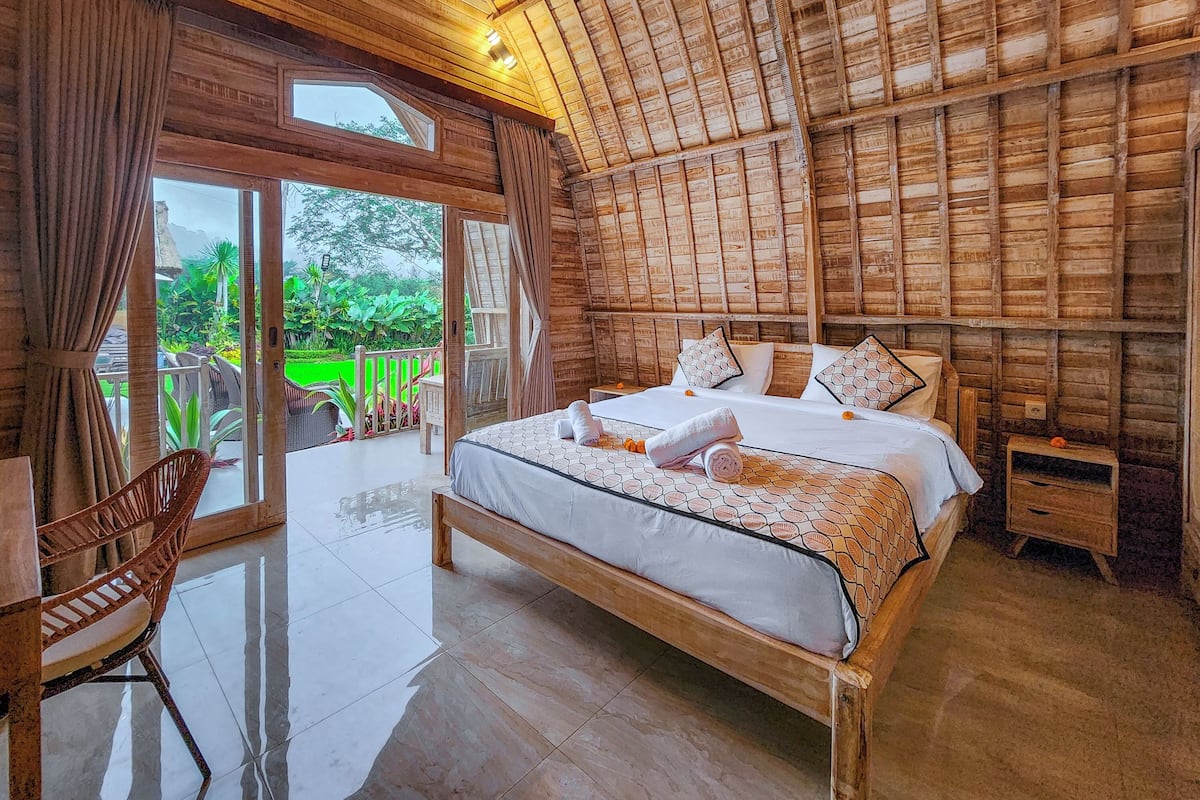 4 quartos, secretária, roupa de cama fornecida