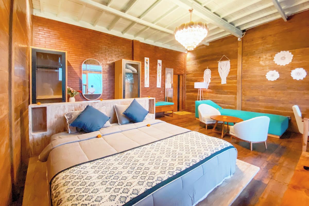 4 quartos, secretária, roupa de cama fornecida
