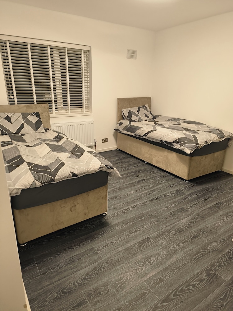 Modern Fully Furnished 3 Bedroom Family House With Garden And Parking - 볼튼