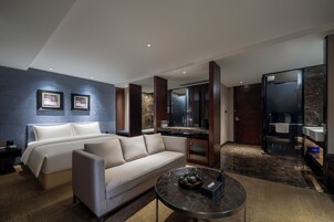 Quarto Signature, Vista para a cidade | Cofre no quarto, secretária