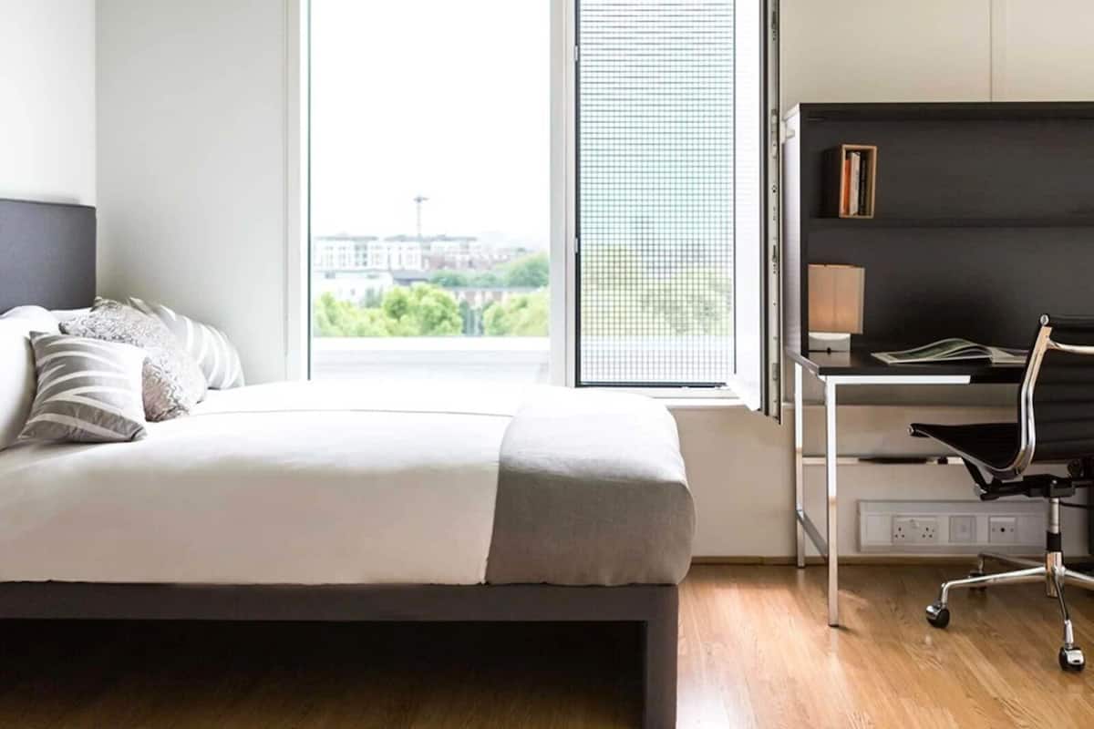 1 quarto, cortinas blackout, ferros/tábuas de passar roupa