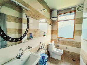 Chuveiro, chuveiro com efeito de chuva, toalhas de banho, sabonete