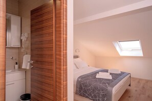 Apartamento Premium, varanda | Casa de banho | Um secador de cabelo, toalhas fornecidas, sabão, champô