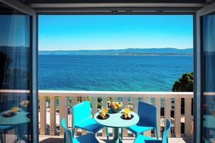 Estúdio premium, sacada, vista para o mar | Roupas de cama premium, quartos à prova de som, berço de viagem