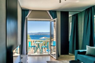 Apartamento premium, sacada, vista para o mar | Roupas de cama premium, quartos à prova de som, berço de viagem