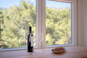 Apartamento Premium, varanda | Cozinha privada | Um frigorífico, um micro-ondas, uma placa de cozinha