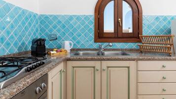 Apartamento, vista para o mar | Cozinha privada | Geladeira, fogão, cooktop, máquina de café expresso