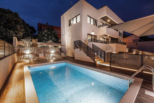 Villa Betelgeuse Supernova - Novi