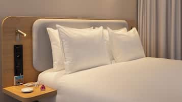 Uma cama bem arrumada com lençóis brancos, cabeceira de madeira e mesa de cabeceira com tomada, cabo de carregamento e um pequeno objeto vermelho.