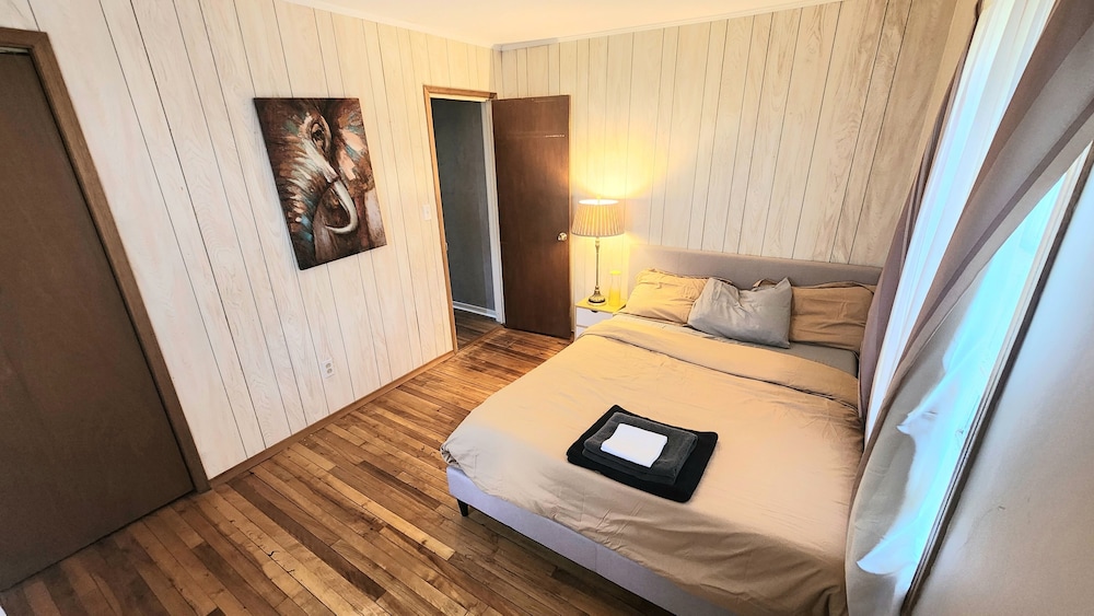 Charming Furnished Bungalow With High Speed Internet And Gorgeous Lawn - Hamilton