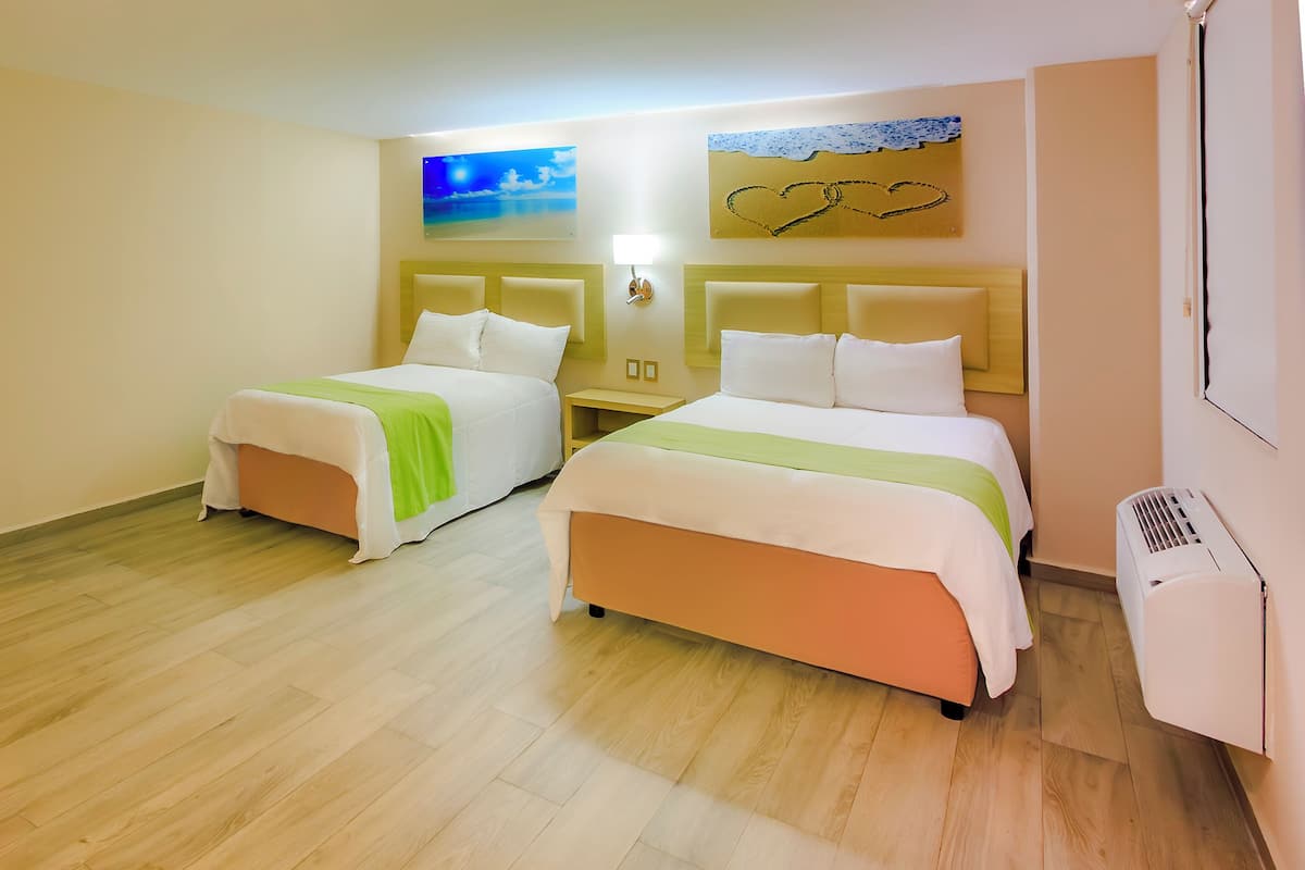 Quarto de hotel com duas camas, uma mesa de cabeceira, televisão na parede e uma obra de arte na parede.