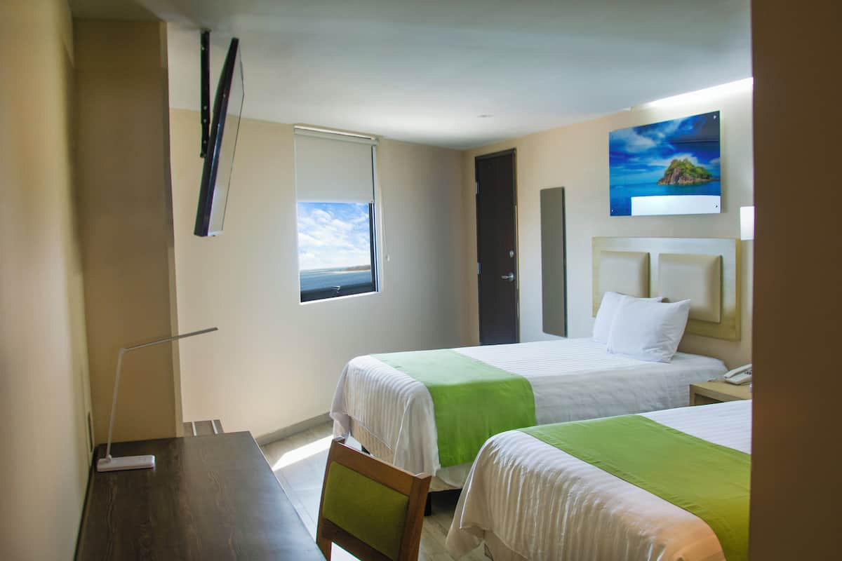 Quarto Duplo Superior, 2 camas de casal, vista para o oceano | Secretária, secretária adequada para computadores portáteis