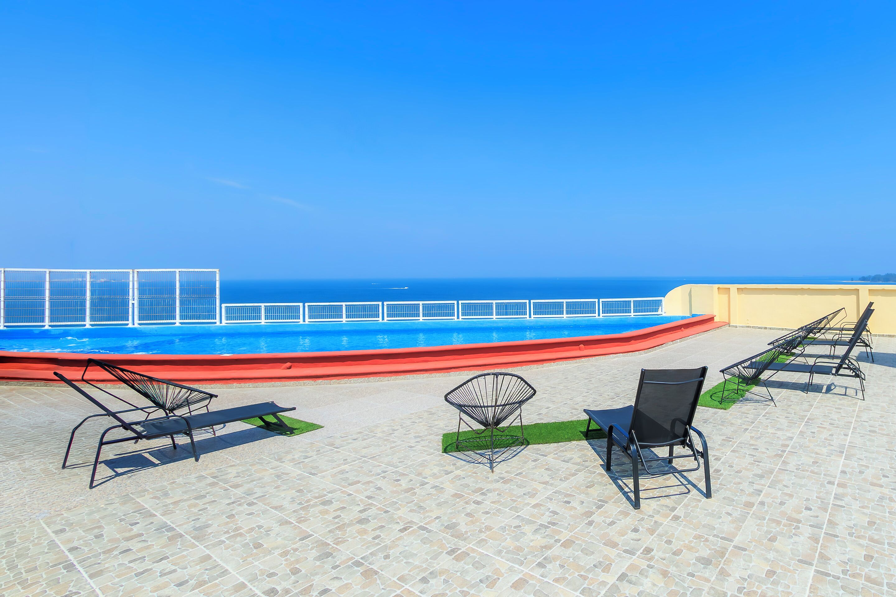 Piscina externa, funciona das 9h às 20h, espreguiçadeiras