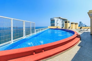 Piscina exterior, da(s) 9:00 à(s) 20:00, espreguiçadeiras