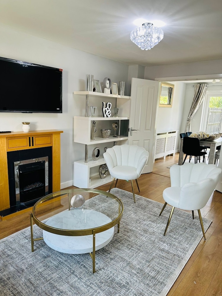 Housesleeps5-parking-garden-privateentrance - Corby