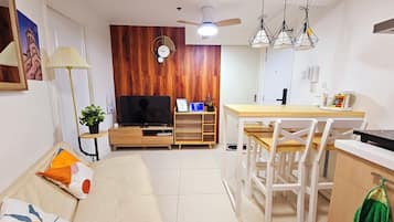 Condo luxo, sacada, vista para a montanha | Área de estar | TV LCD 42 polegadas com canais digitais, Netflix, serviços de streaming