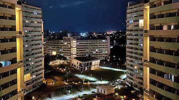 Fachada da propriedade à noite