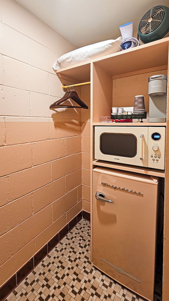 Mid-century Themed Hotel Room In Fayetteville, Ar - The Clementine On College #2 - Fayetteville, AR