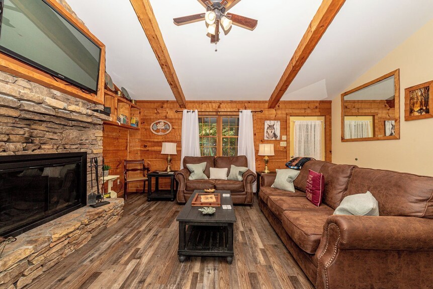 Beautiful Mountain Cabin With Nature All Around ! Secluded With A Hot-tub - Townsend, TN