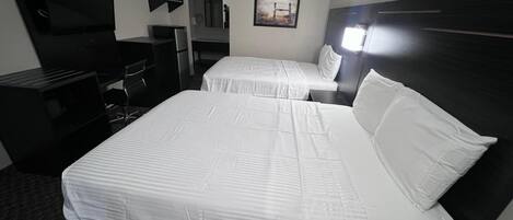 Quarto casal standard | Escrivaninha, espaço de trabalho para notebook, cortinas blackout