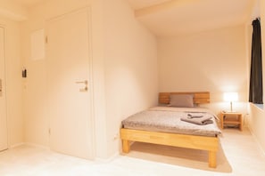 Quarto solteiro standard | Cofres nos quartos, escrivaninha, espaço de trabalho para notebook