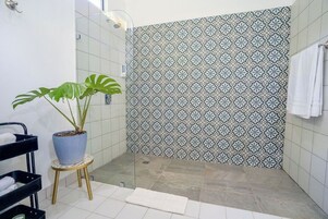 Villa Design, junto à praia | Casa de banho | Um chuveiro fixo, toalhas fornecidas, sabão, papel higiénico