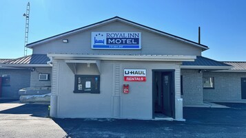 Um escritório de aluguel da U-Haul com um anúncio para o Royal Inn Motel.