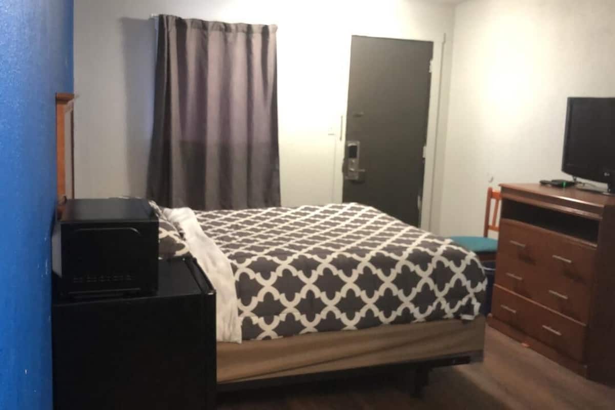 Quarto, 1 cama queen-size | 1 quarto, Wi-fi grátis, roupa de cama fornecida