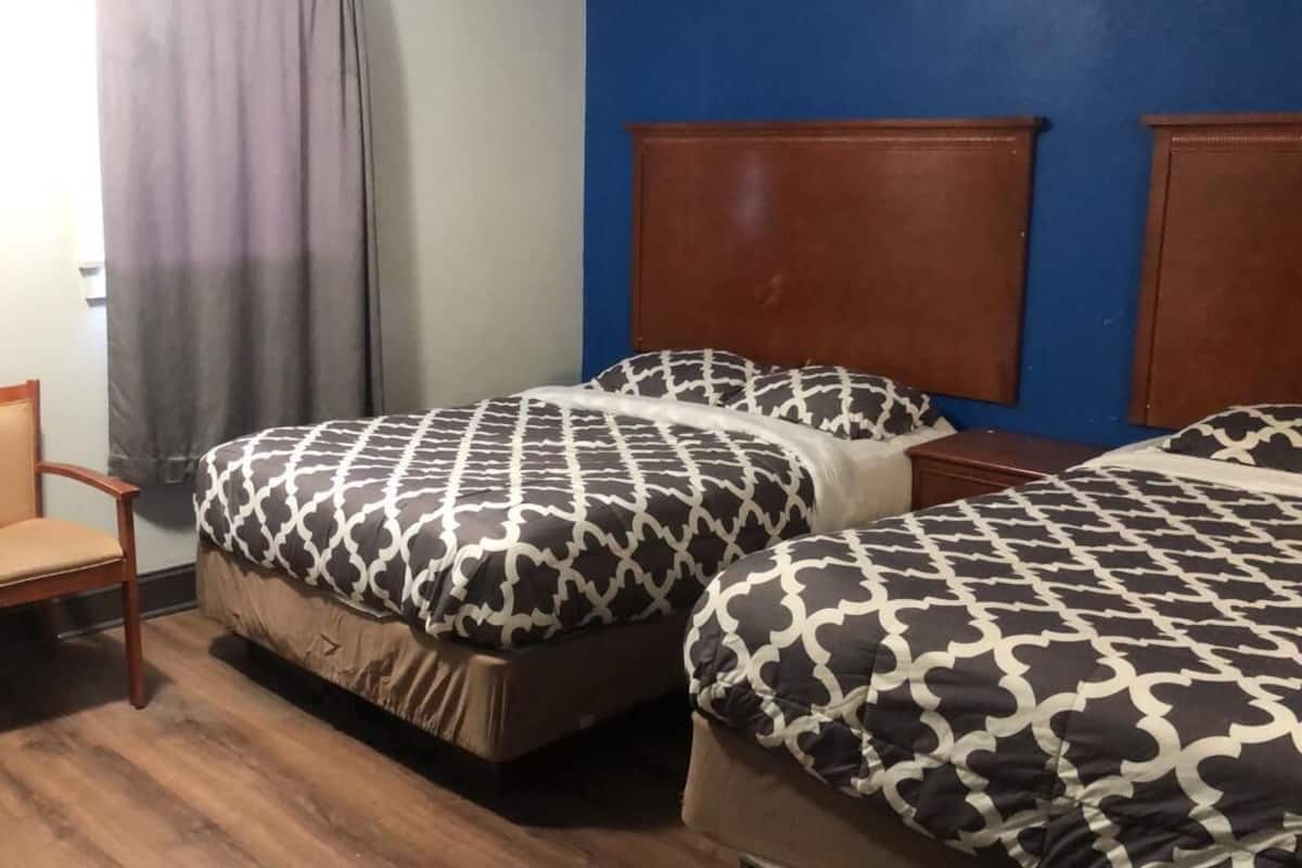 Quarto, 2 camas queen-size, não fumadores | 1 quarto, Wi-fi grátis, roupa de cama fornecida