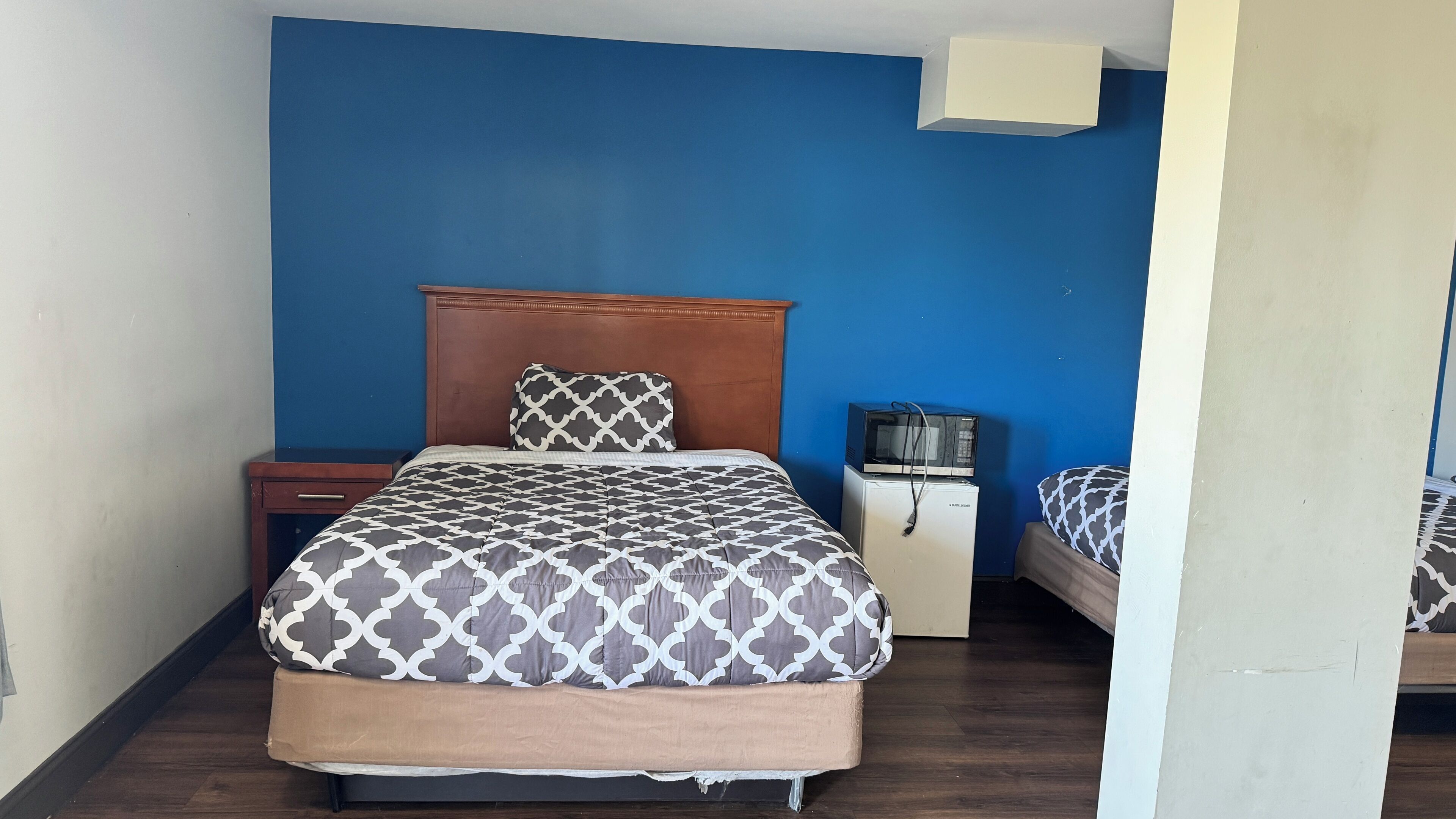 Quarto, 2 camas Queen, para não fumantes | Wi-Fi de cortesia, roupa de cama