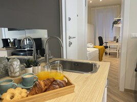 Apartamento família | Cozinha privada | Geladeira, micro-ondas, cooktop, lava-louças