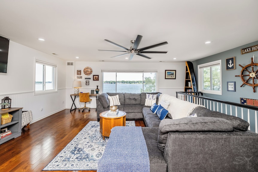 Luxurious Lake House W/amazing Outdoor Space! Steps From A Private Lakefront! - Lowell, IN
