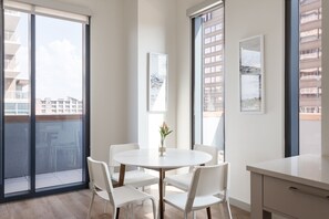 Apartamento, 1 cama Queen (Self Check-in with Virtual Front Desk) | Sala de jantar