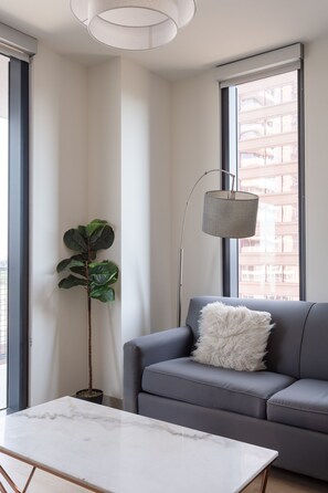 Apartamento família, 2 quartos (Self Check-in with Virtual Front Desk) | Área de estar | TV de tela plana 50 polegadas com canais digitais