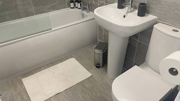 Apartamento | Banheiro | Chuveiro/banheira combinados, banheira de imersão