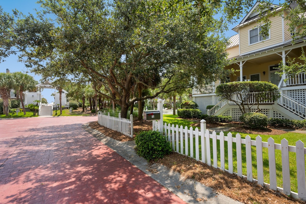 Screened Porches, Decks, Rockers, Hammocks And An Upstairs Balcony With Ocean Views 5 Bedroom Home By Peace Vacations - Georgetown, SC