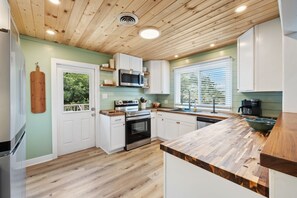 Casa, 6 quartos | Cozinha privada | Um frigorífico, um forno, uma cafeteira/bule, uma torradeira 