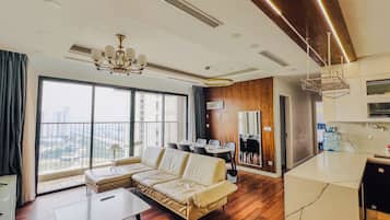Apartamento Familiar, 3 quartos, varanda, Vista para a cidade | Sala de estar | Smart TV de 60 de polegadas com canais por cabo, livros, filmes pagos