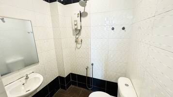 Chuveiro, toalhas de banho