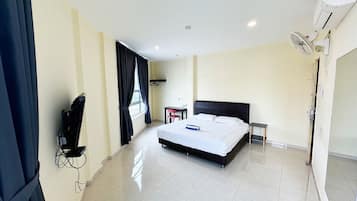 Quarto casal luxo, 1 cama King | Espaço de trabalho para notebook, Wi-Fi de cortesia, roupa de cama