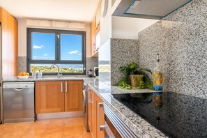 Apartamento Familiar, 2 quartos, 2 casas de banho, junto à montanha (Sunset Boutique Resina Golf) | Cozinha privada