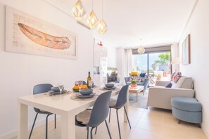Apartamento família, vários quartos, 2 banheiros, ao lado da montanha (Sunset Boutique Resina Golf) | Opções para refeição