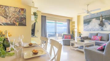 Apartamento família, vários quartos, 2 banheiros (Marbella Este Next Marriott and Nikki) | Área de estar | TV de tela plana 21 polegadas com canais a cabo