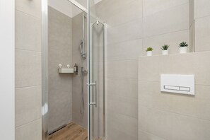 Apartamento, 1 quarto, varanda | Casa de banho | Um polibã, toalhas fornecidas 