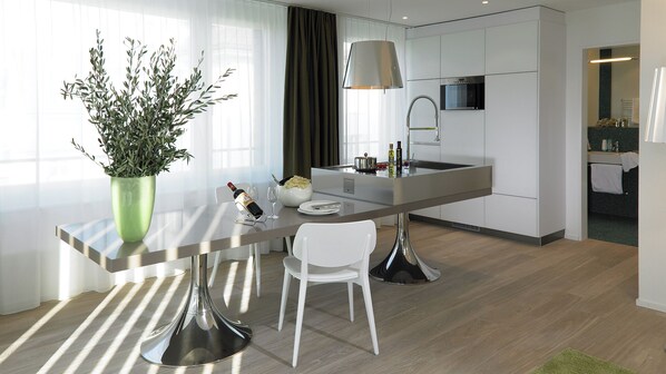 Um frigorífico, um micro-ondas, um forno, uma placa de cozinha